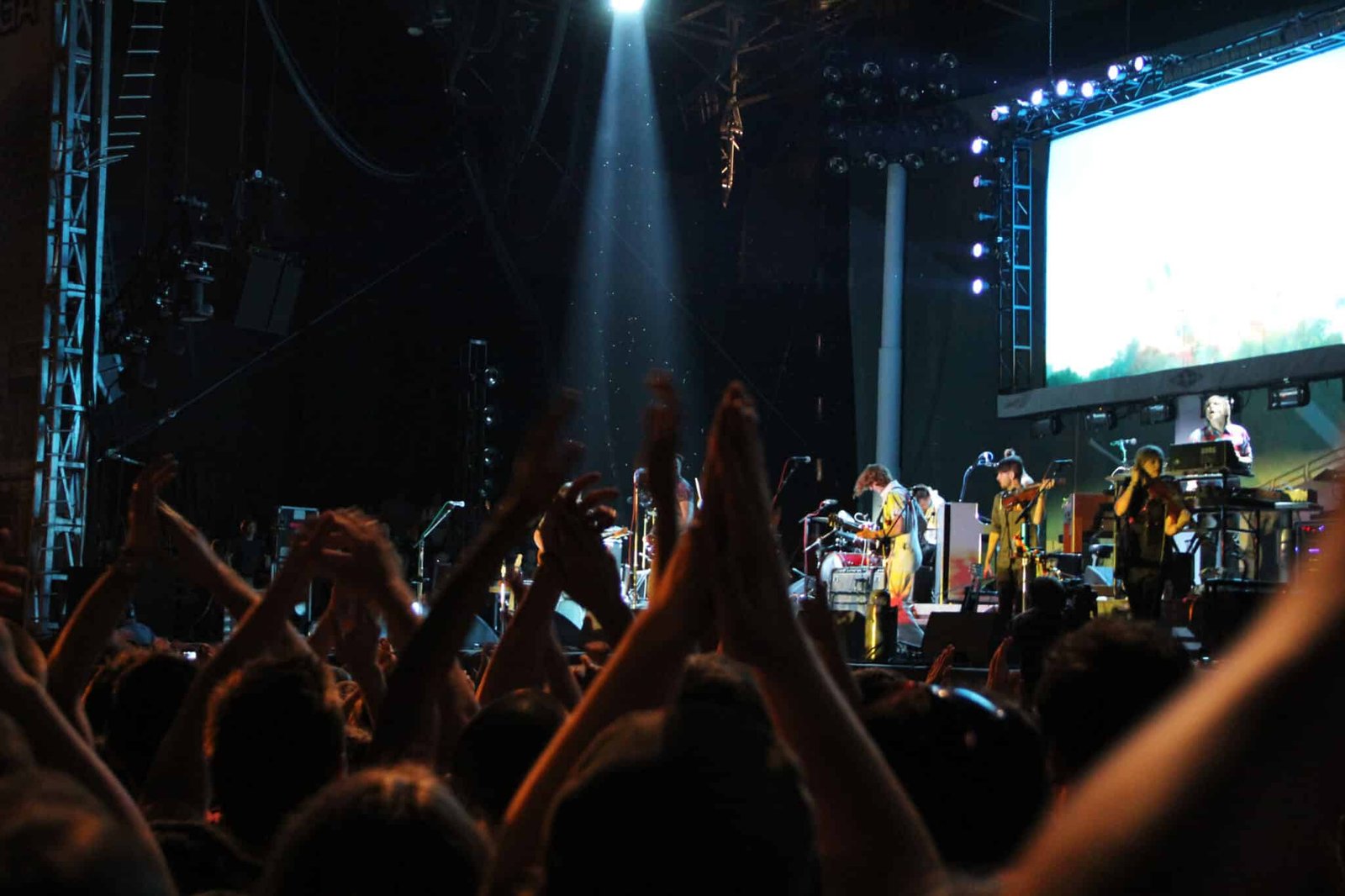 Reseña: Carín León conquistó el Estadio Olímpico de Saltillo con más de ...